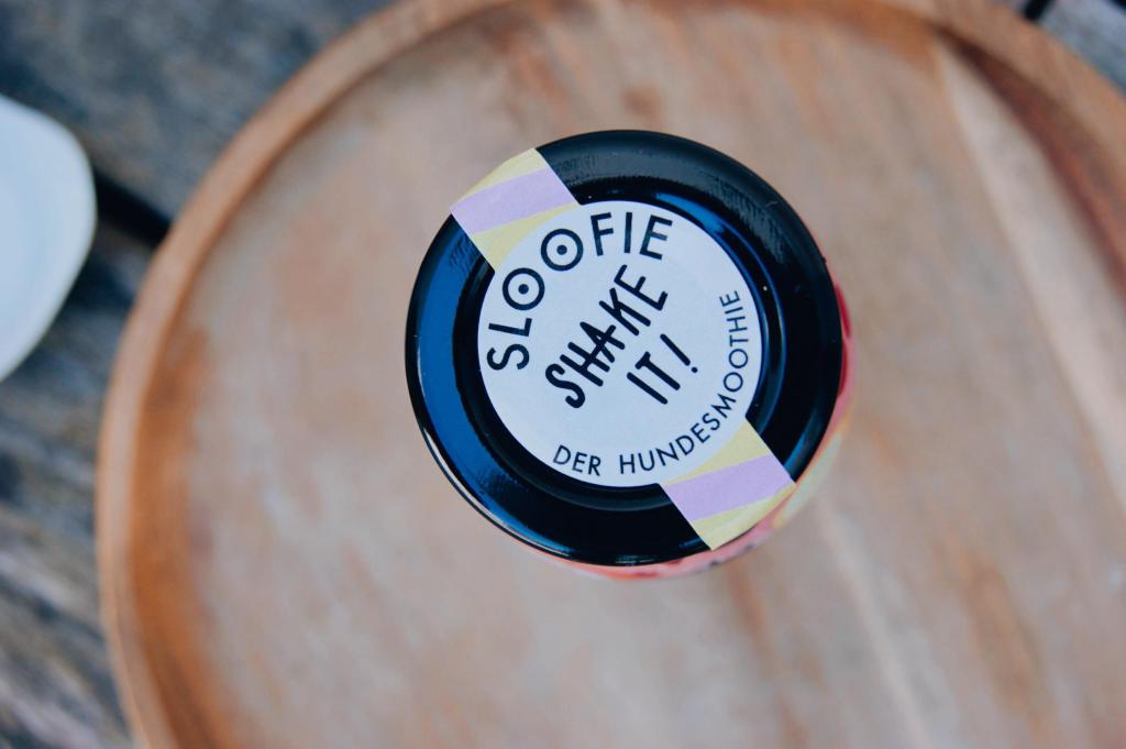 SLOOFIE - My dog is a Queen but I'am a Woman